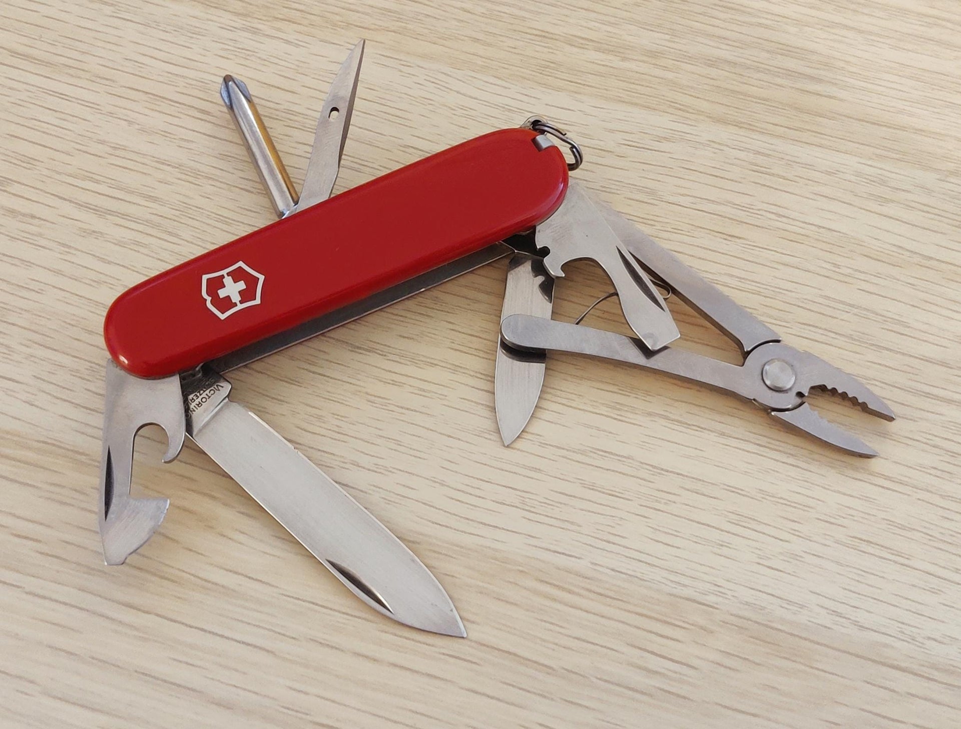 Victorinox SwissChamp XLT – The Largest Truly Usable Swiss Army Knife ...